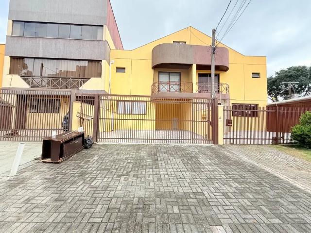 Sobrado semi mobiliado com 3 quartos, ático e espaço gourmet no centro de pinhais