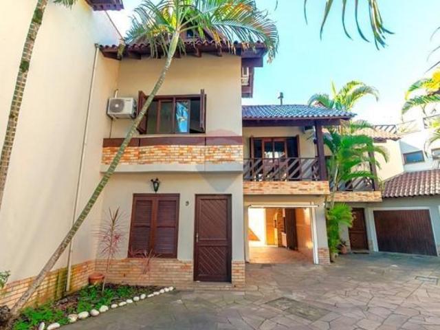 Sobrado semimobiliado de 3 quartos, com suíte, terraço, churrasqueira, garagem e pátio privativo à v