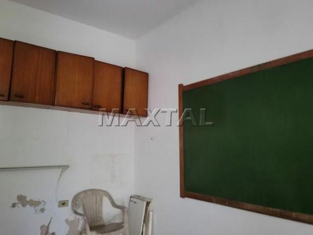 Sobrado todo em piso com 3 dormitórios, 1 suíte, sala de estar e jantar, piscina. 4 vagas