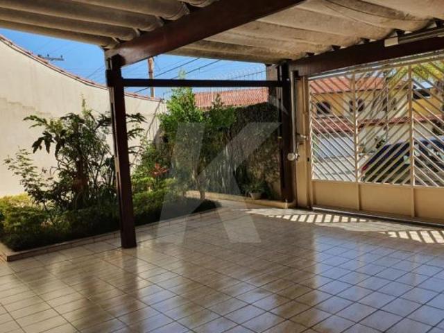 Sobrado totalmente isolado com 4 dormitórios 1 suíte, varanda 2 vagas de garagem P. Continental
