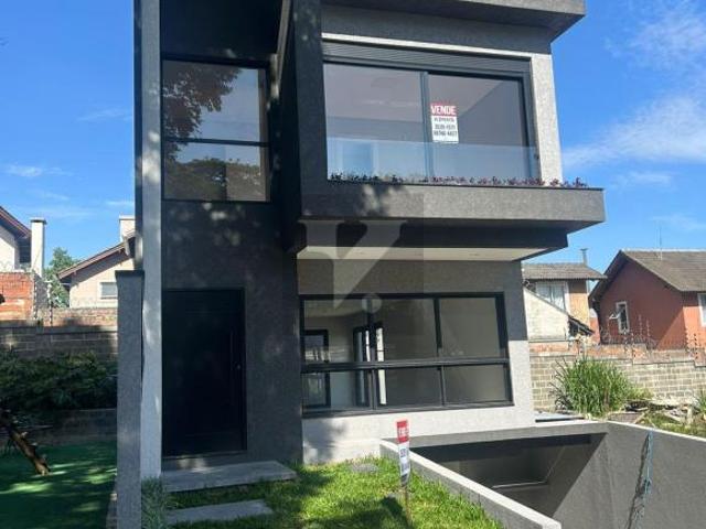 Sobrado Triplex 3 quartos em condomínio fechado e moderno em Santa Felicidade!