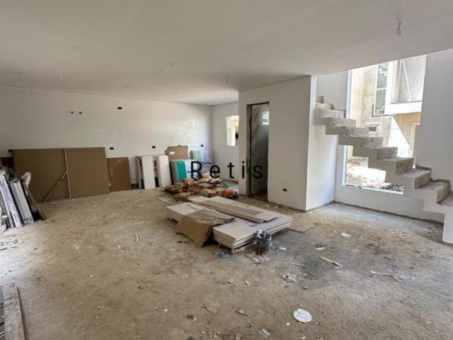Sobrado Triplex 3 Suítes no Uberaba Curitiba | Condomínio Fechado | Próximo à Av. das Torres | Estud