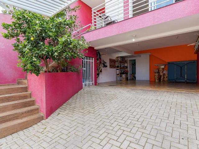 Sobrado Triplex 180m², 3 quartos, suíte, 2 vagas. Bairro alto BAIXOU de 850.000 para 798.000