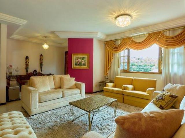 Sobrado triplex, 183m², 4 quartos, 4 vagas a venda no Pilarzinho