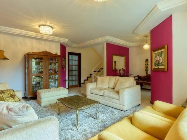 Sobrado triplex, 183m², 4 quartos, 4 vagas a venda no Pilarzinho