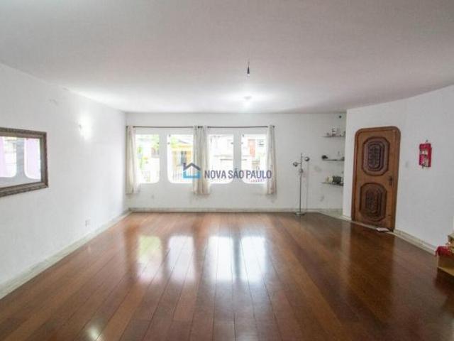 Sobrado Tríplex 340m², Quintal,4 Quartos,3 suítes, 5 vagas! 950m,10 min a pé Met