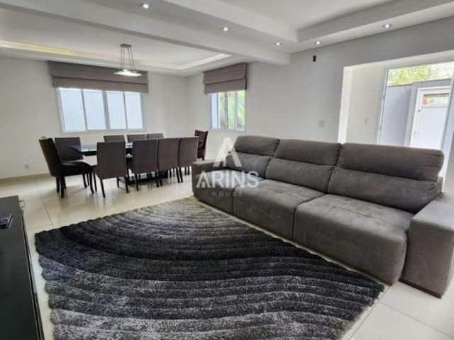 Sobrado Triplex com Piscina, 4 Dormitórios e 5 Vagas no José Menino
