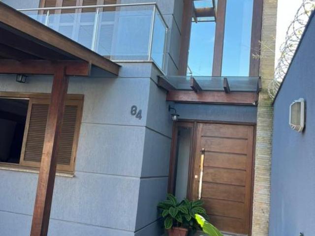 Sobrado triplex com piscina no Loteamento Nova Ipanema