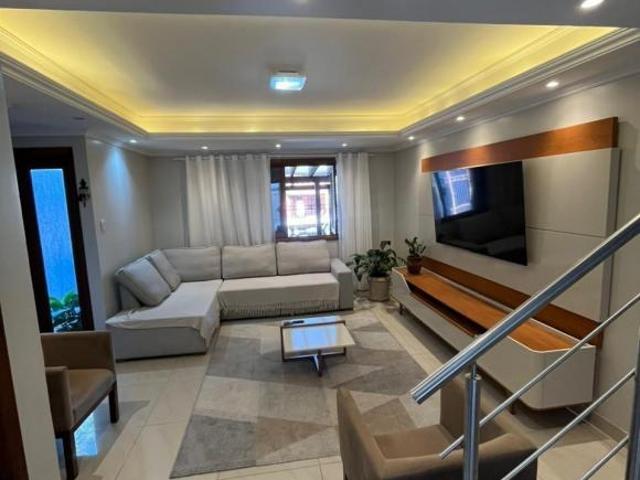 Sobrado triplex com piscina no Loteamento Nova Ipanema