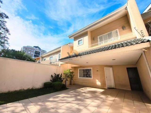 Sobrado Triplex com quintal, em rua tranquila no Cristo Rei!
