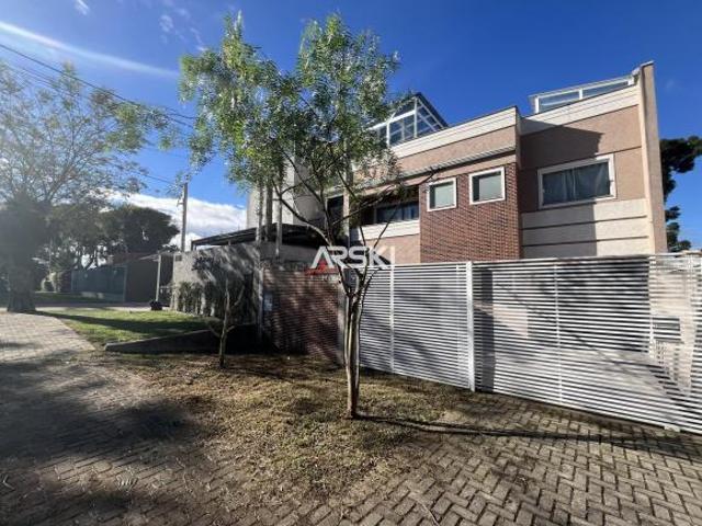 Sobrado triplex com suíte, jardim e móveis fixos
