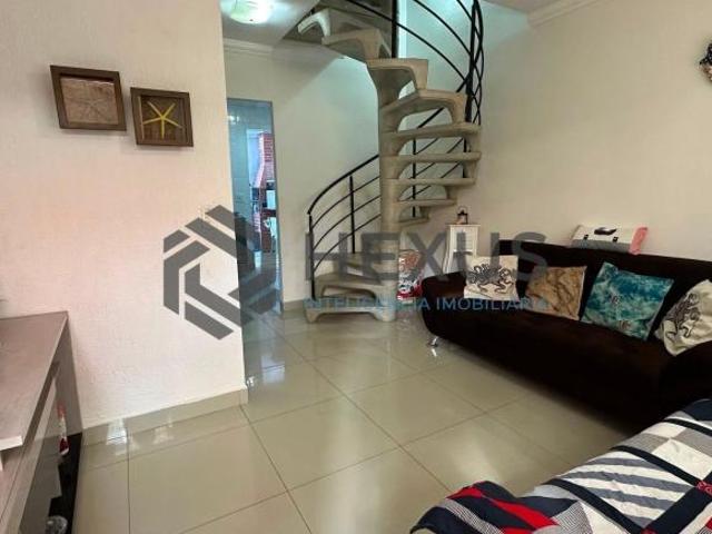 Sobrado triplex com varanda na Praia da Enseada, Guarujá