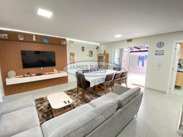 Sobrado triplex com 03 quartos e 02 vagas no Campo Comprido. Curitiba PR