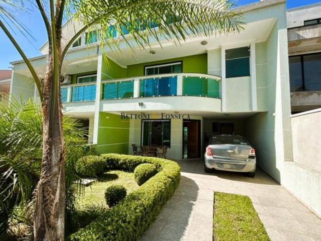 Sobrado Triplex com 230m2 em Condominio Fechado no CIC