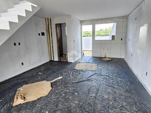 Sobrado Triplex com 2 dormitórios, sendo 1 suíte no bairro São Virgilio em Caxias do Sul