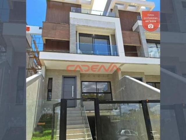 Sobrado Triplex com 3 suítes e 4 vagas à venda no Água Verde