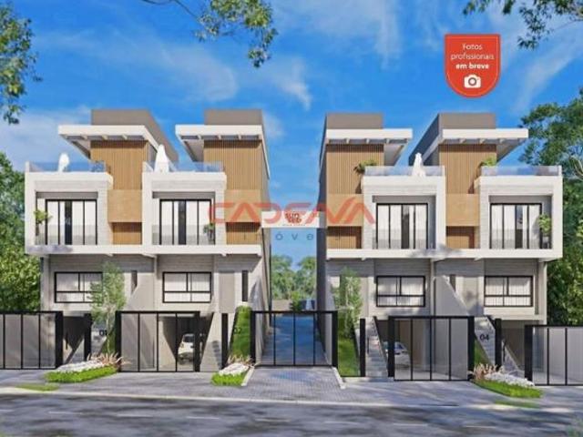 Sobrado Triplex com 3 suítes e 4 vagas à venda no Água Verde