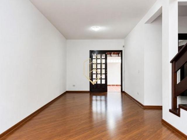 Sobrado triplex com 3 quartos e 2 vagas bem localizado em Santa Felicidade