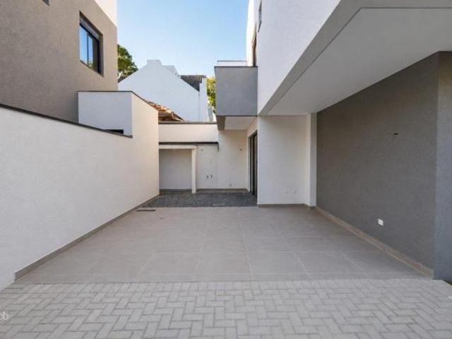 Sobrado Triplex com 3 Quartos no Bairro Água Verde