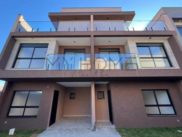 Sobrado Triplex à venda em Condomínio no Uberaba, com 3 quartos