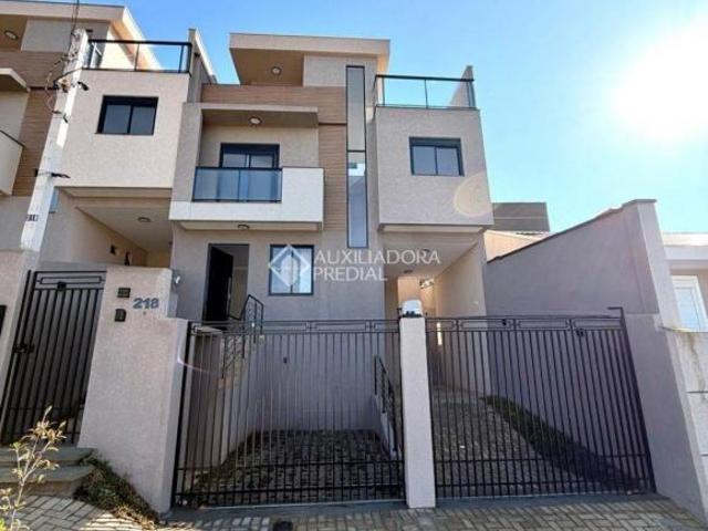 Sobrado triplex alto padrão com 3 suítes de frente para rua, com excelente distribuição dos ambiente