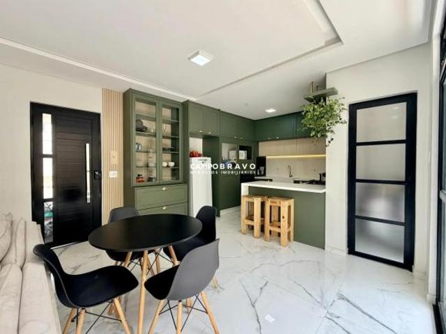 Sobrado Triplex Alto Padrão com 3 Quartos Suíte com Closet e 2 Vagas de Garagem