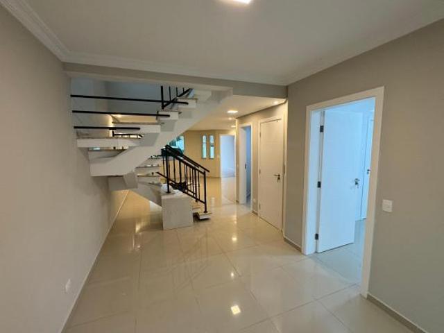 SOBRADO TRIPLEX DE 4 QUARTOS COM SUÍTE MASTER | 246 M² | ÁGUA VERDE CURITIBA