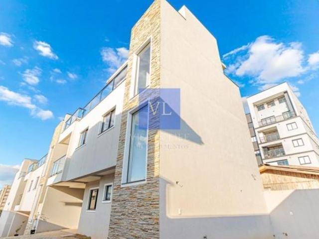 Sobrado Triplex de Alto Padrão com Terraço e Jardim