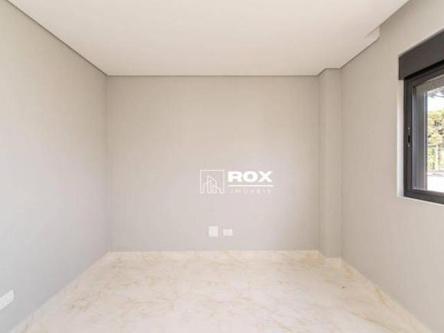 Sobrado tríplex de alto padrão, com 4 quartos, sendo 3 suítes à venda, 210 m² por R$ 960.000