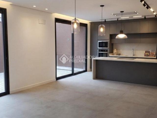 Sobrado triplex de alto padrão pronto para morar com quase 190 m² em Curitiba