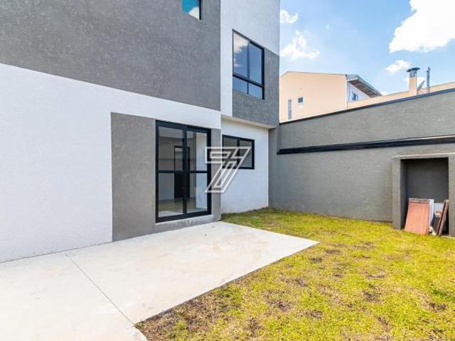 Sobrado triplex em condomínio, 142m² privativos, 3