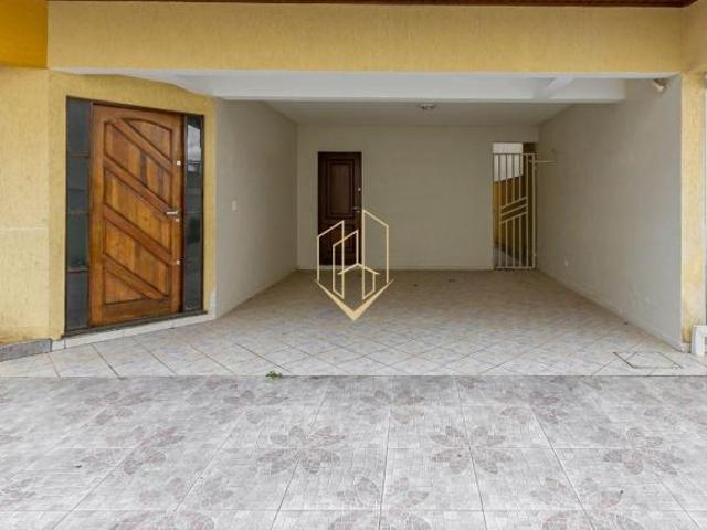 Sobrado triplex em condomínio com 3 quartos e 2 vagas no Bacacheri