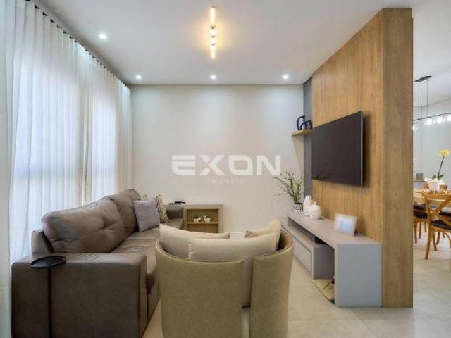Sobrado triplex em condomínio fechado no Xaxim