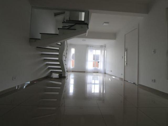 SOBRADO TRIPLEX EM CONDOMÍNIO FECHADO DE 185M2 EM UMA EXCELENTE LOCALIZAÇÃO