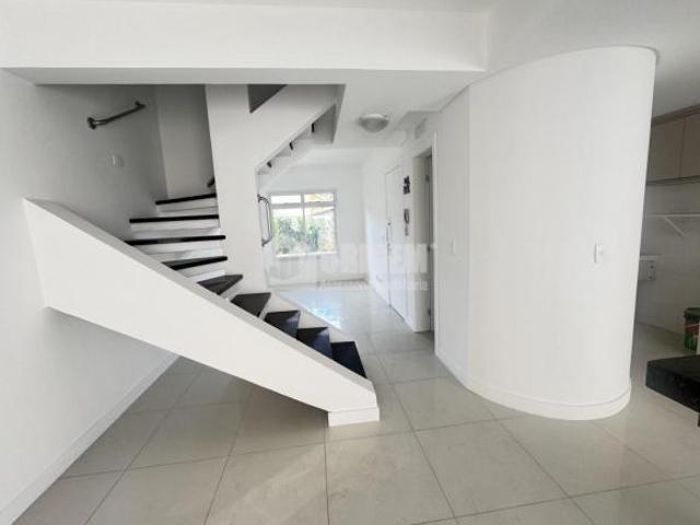 Sobrado triplex em condomínio no coração do Água Verde!