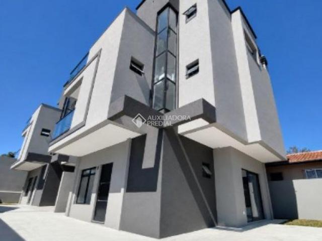 Sobrado Triplex em condomínio no Novo Mundo