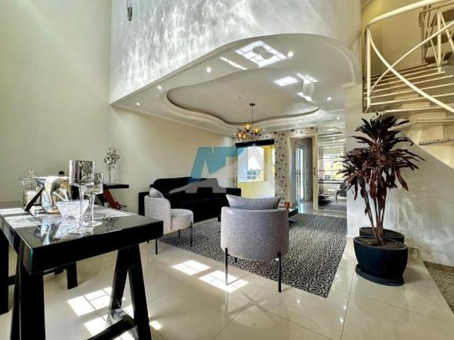 Sobrado Triplex em São José dos Pinhais/PR