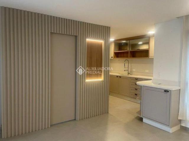Sobrado triplex mobiliado à venda no bairro Portão