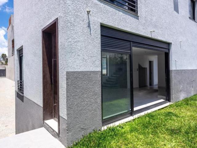 Sobrado Triplex, não geminado, de 202m² com Terraço, Quintal Gramado e Garagem para 3 Carros