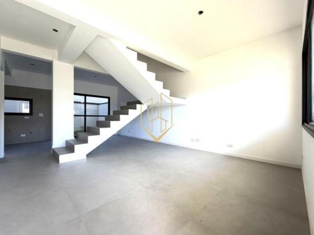 Sobrado triplex novo com 3 quartos e 2 vagas em Santa Felicidade