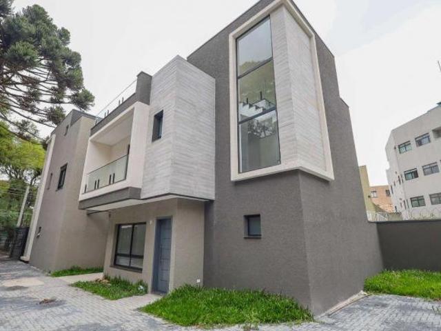 SOBRADO TRIPLEX NO ÁGUA VERDE