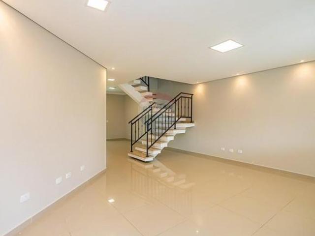 Sobrado Triplex no Água Verde: 5 Quartos, Suíte e Elevador – 245m²