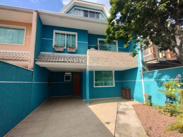 Sobrado Triplex no bairro Cajuru c/ aproximadamente 250m² construídos Estuda carro no negócio