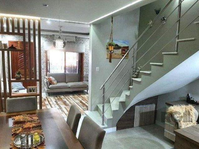 Sobrado triplex no Partenon de 3 dormitórios e 2 vagas