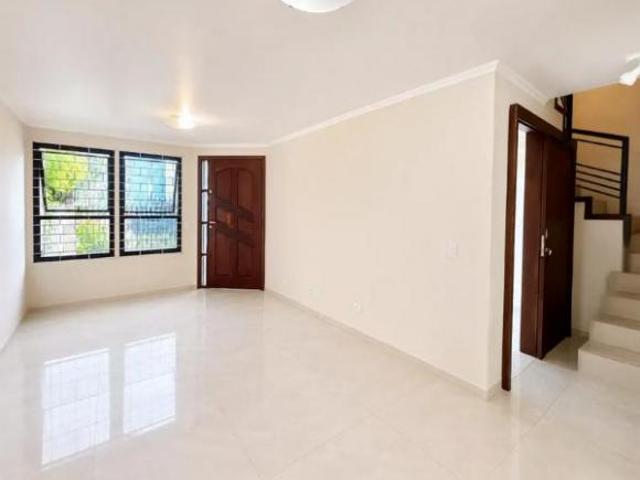 Sobrado Triplex nas Mercês: 178m², 3 Quartos Suíte com Hidro e Ático com Lareira!
