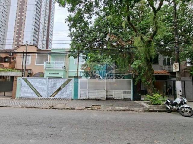 Sobrado uma quadra da praia Pompéia Santos aluga ou vende em reforma