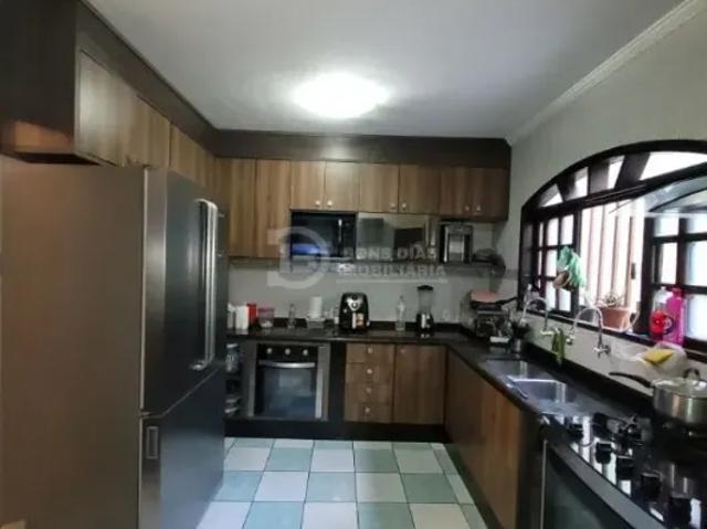 Sobrado à venda com 3 dormitórios e suíte no Conjunto Habitacional Padre José de Anchieta