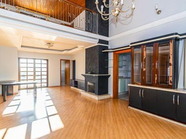 Sobrado com Espaço Comercial e Alvará Industrial — Jd. Américas