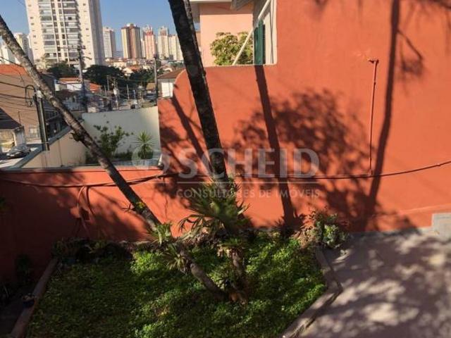 Sobrado Vila Mariana com 322m², 3 quartos, sala, cozinha, terraço, 2 vagas, piscina