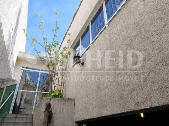 Sobrado Zona Mista com 03 quartos, 01 suíte, 04 banheiros e 02 vagas em 220m²